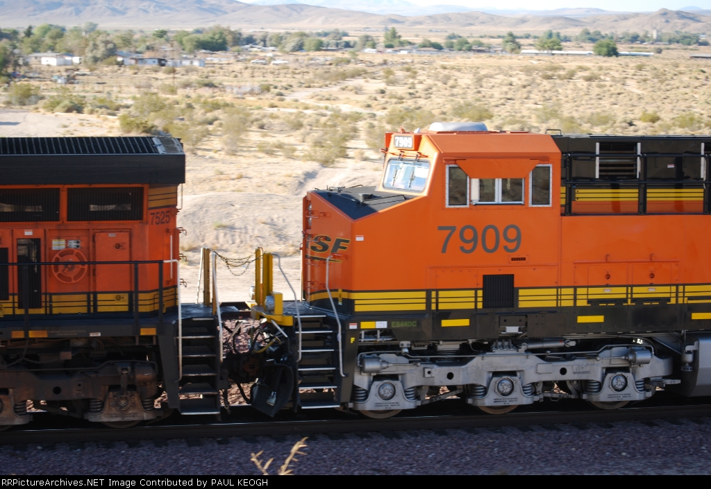 BNSF 7909 rolls west behind BNSF 7525 as they pass me pulling a Z.